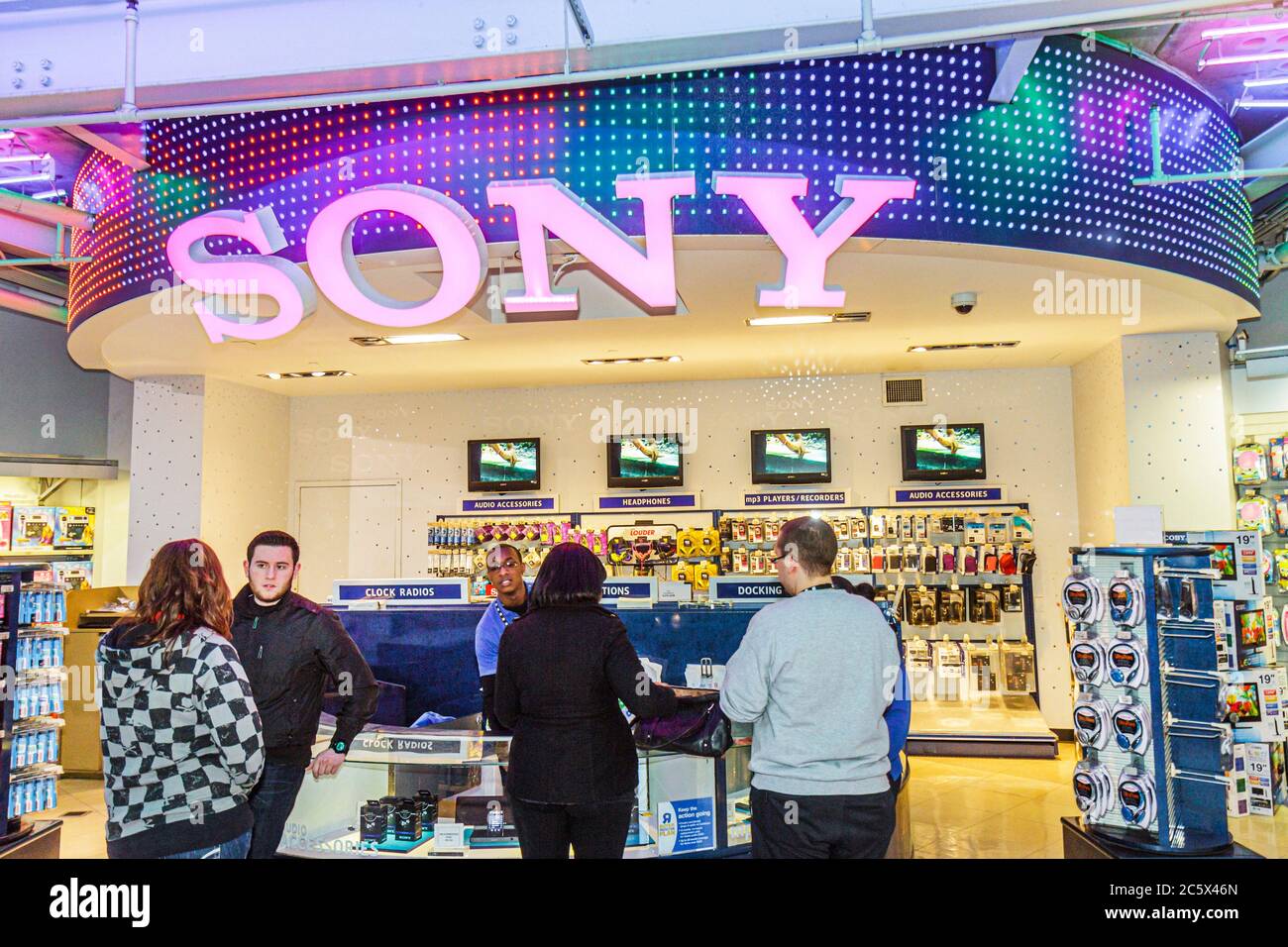 Toys r us new york times square hi-res stock photography and images - Alamy