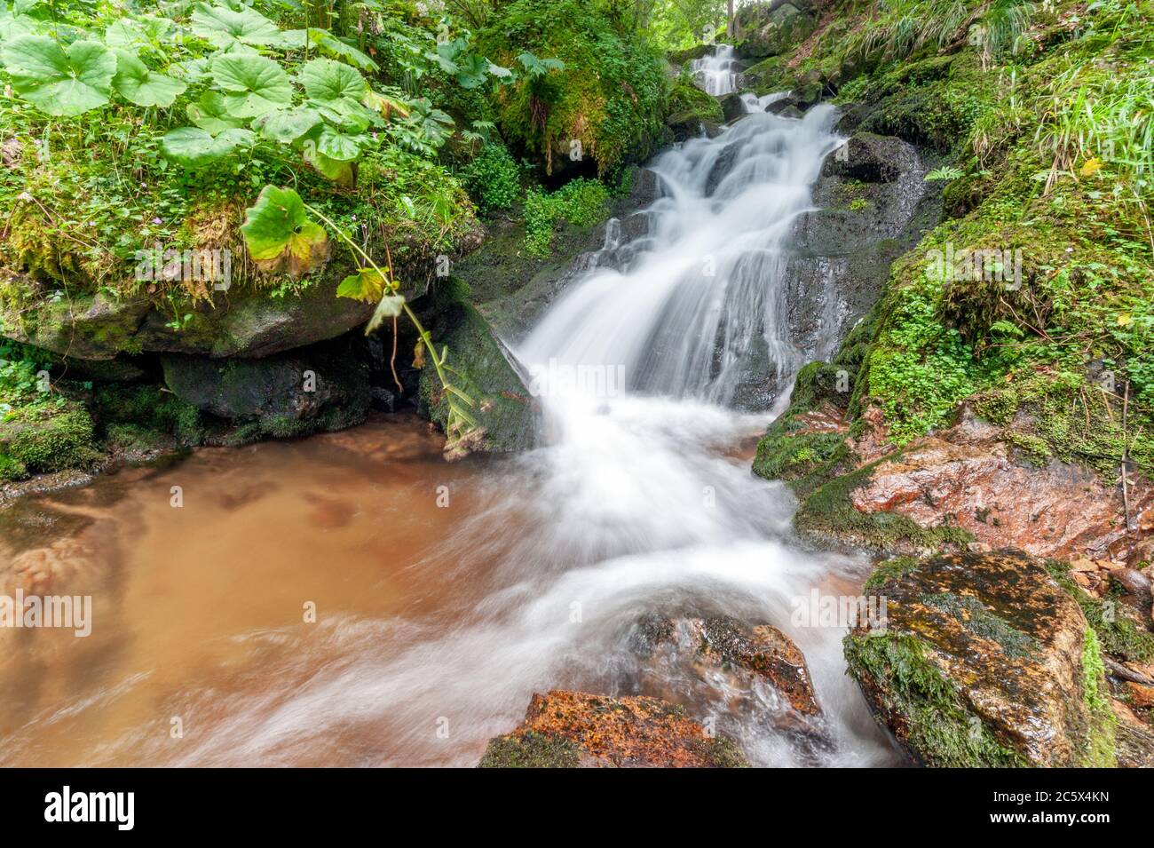Large waterfall over water hi-res stock photography and images - Alamy