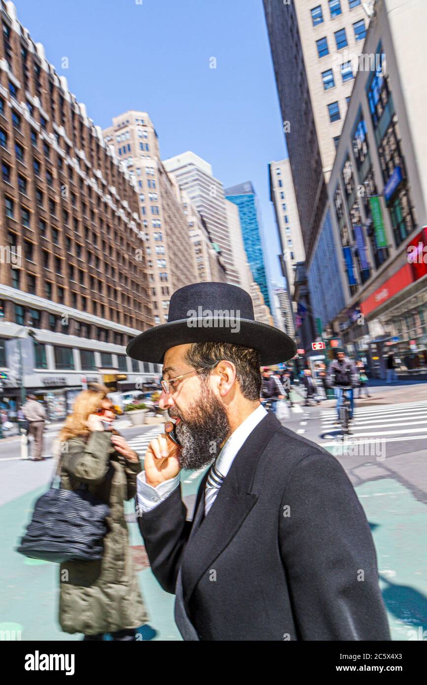 Herald square men reading hi-res stock photography and images - Alamy