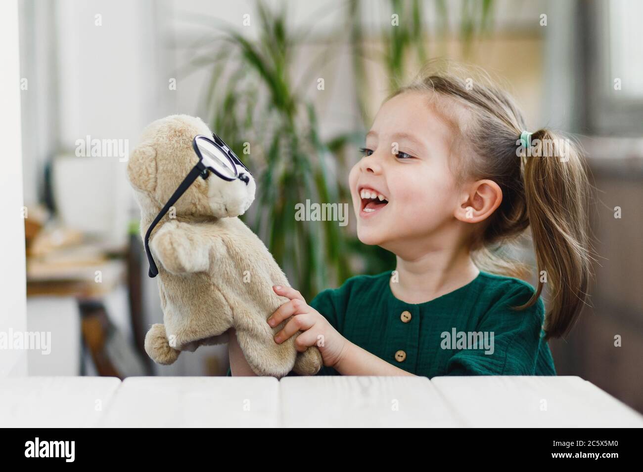 Kids playing puppets hi-res stock photography and images - Alamy