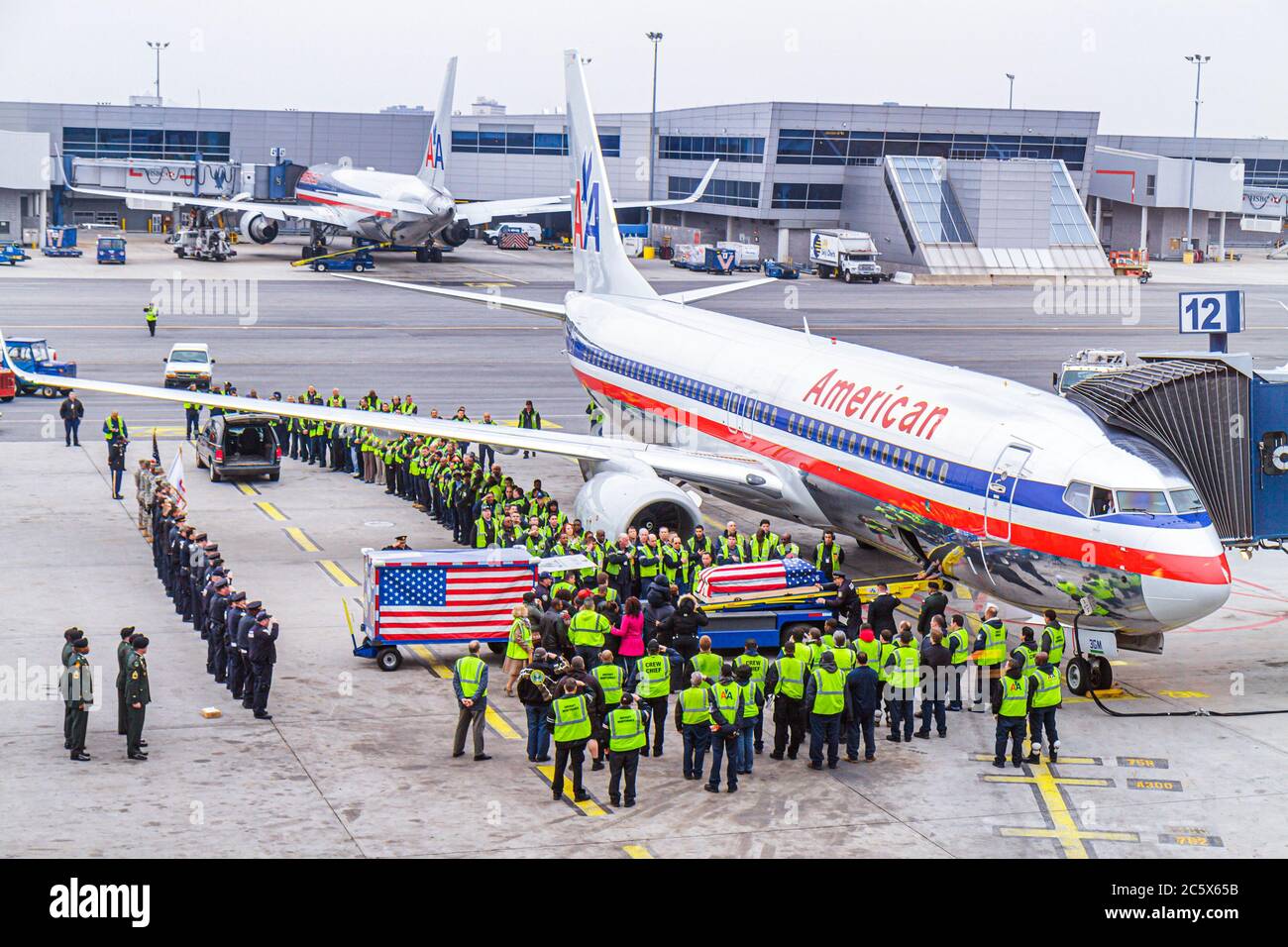 Aircraft carrier crew hi-res stock photography and images - Alamy