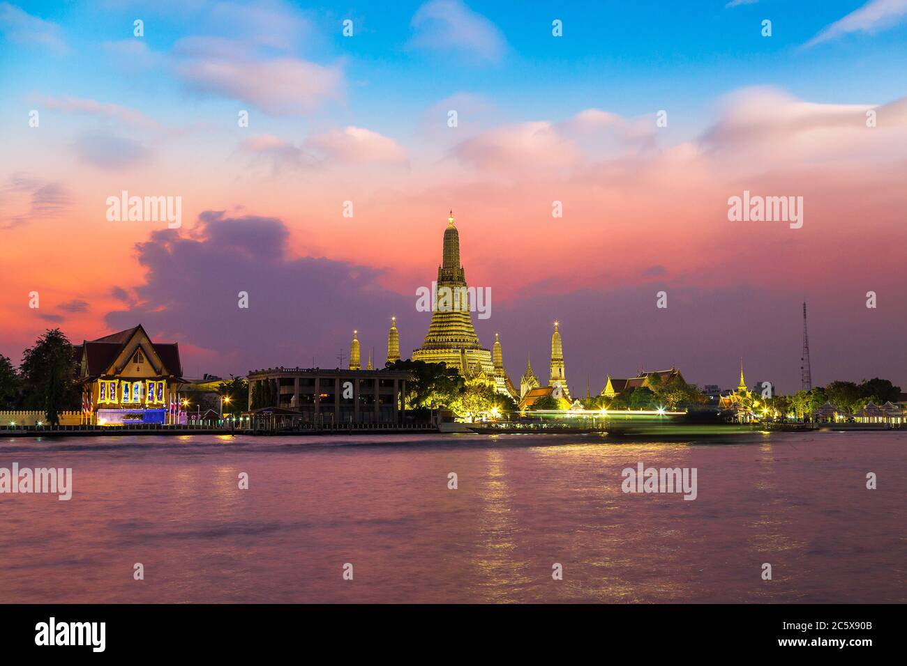 Wat Arun Temple at beautiful sunset in Bangkok Thailand Stock Photo - Alamy