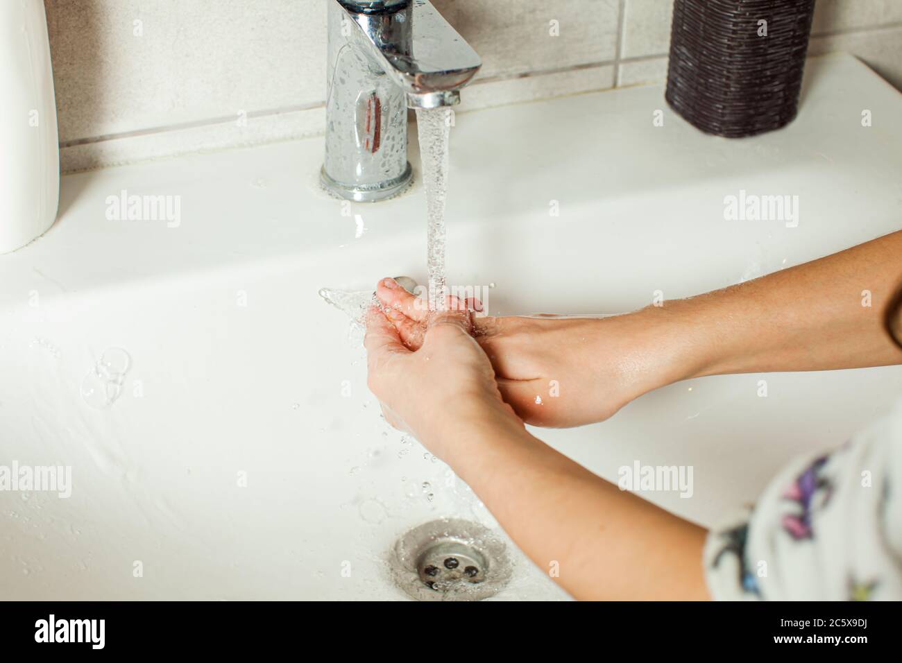 Close-up girls hands while washing with running water Stock Photo - Alamy