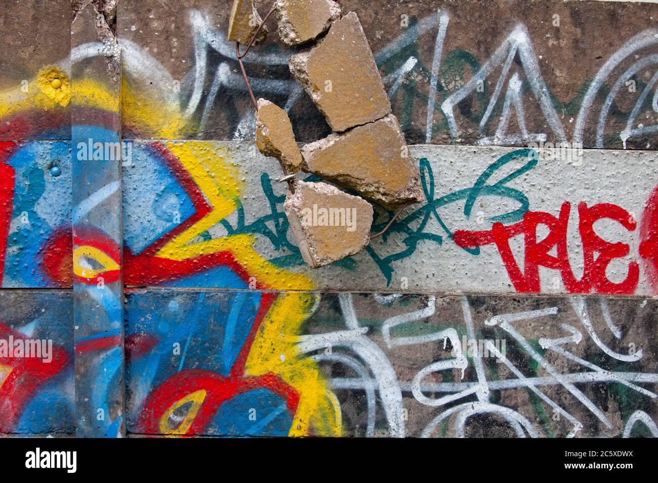 Concrete with graffiti hi-res stock photography and images - Alamy