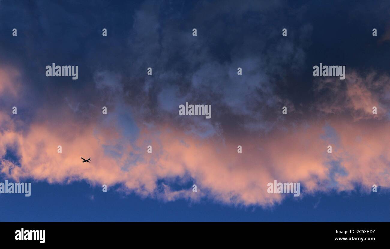 Plane flying over head hi-res stock photography and images - Alamy