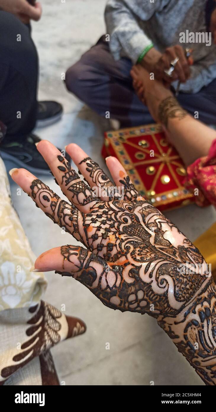 Hand henna decor in wedding Stock Photo - Alamy