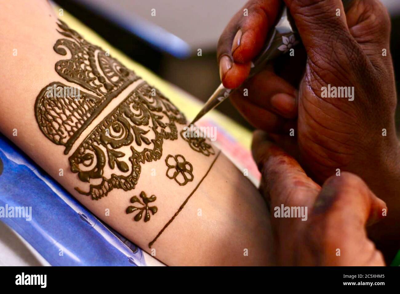 Hand henna decor in wedding Stock Photo - Alamy