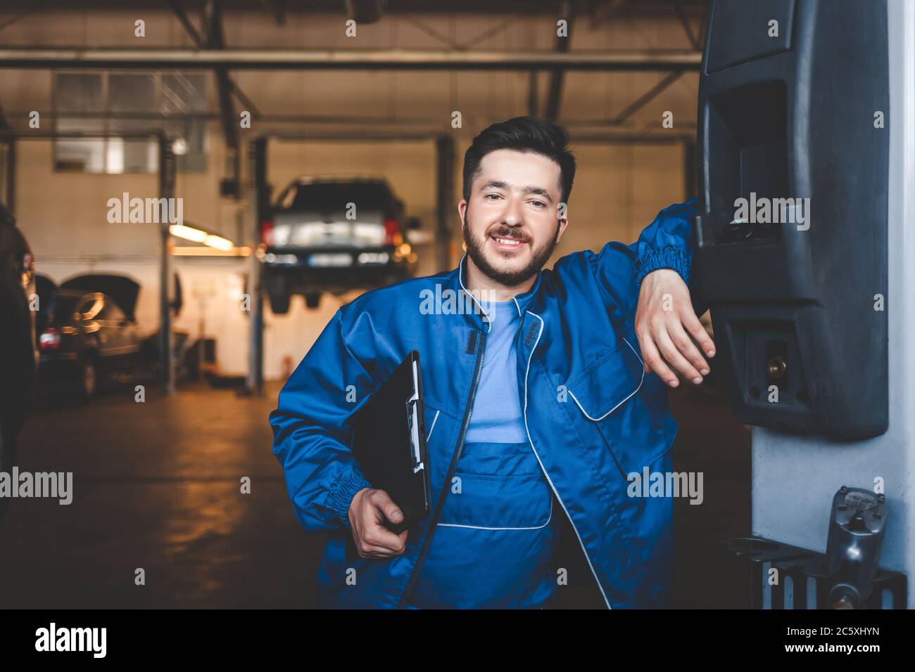 Mechanic in a garage hi-res stock photography and images - Alamy