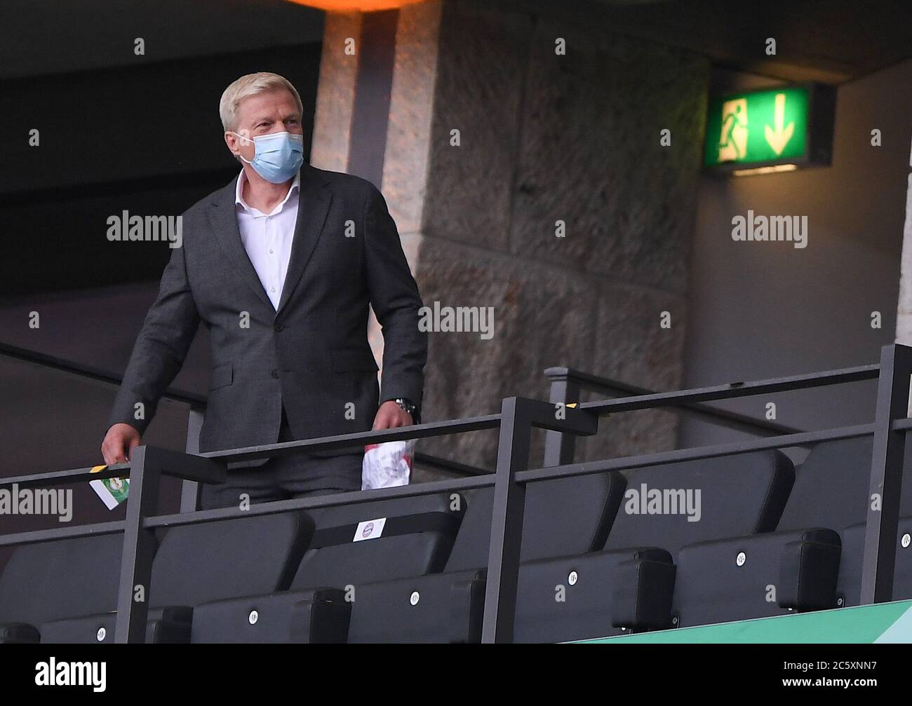 Oliver kahn trophy hi-res stock photography and images - Alamy