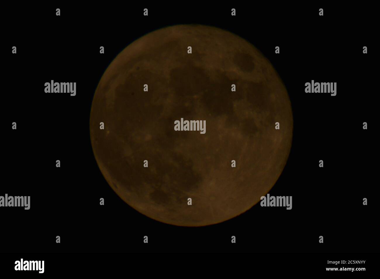 Lahore, Pakistan. 05th July, 2020. A beautiful view of full moon while ...