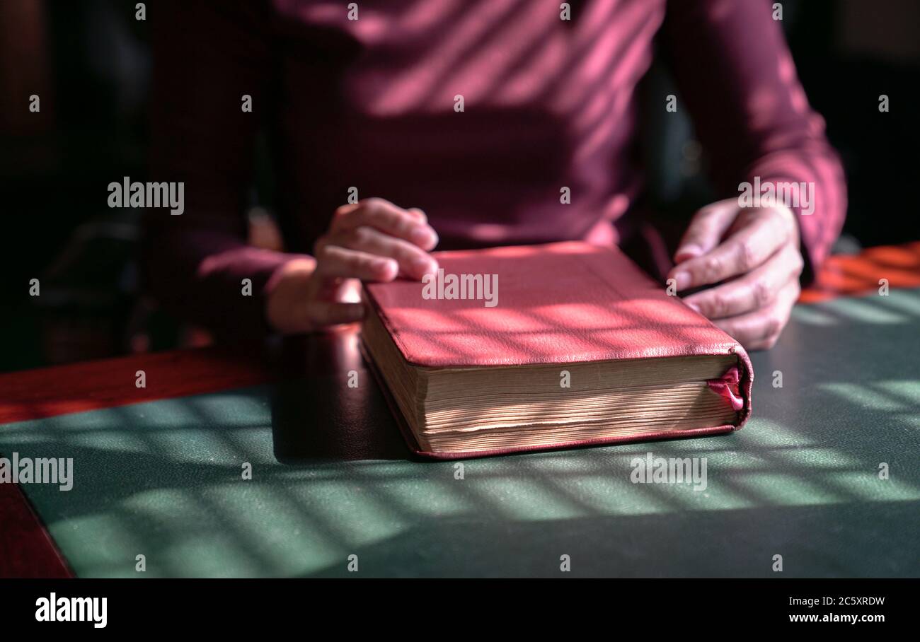 Closed bible hi-res stock photography and images - Alamy