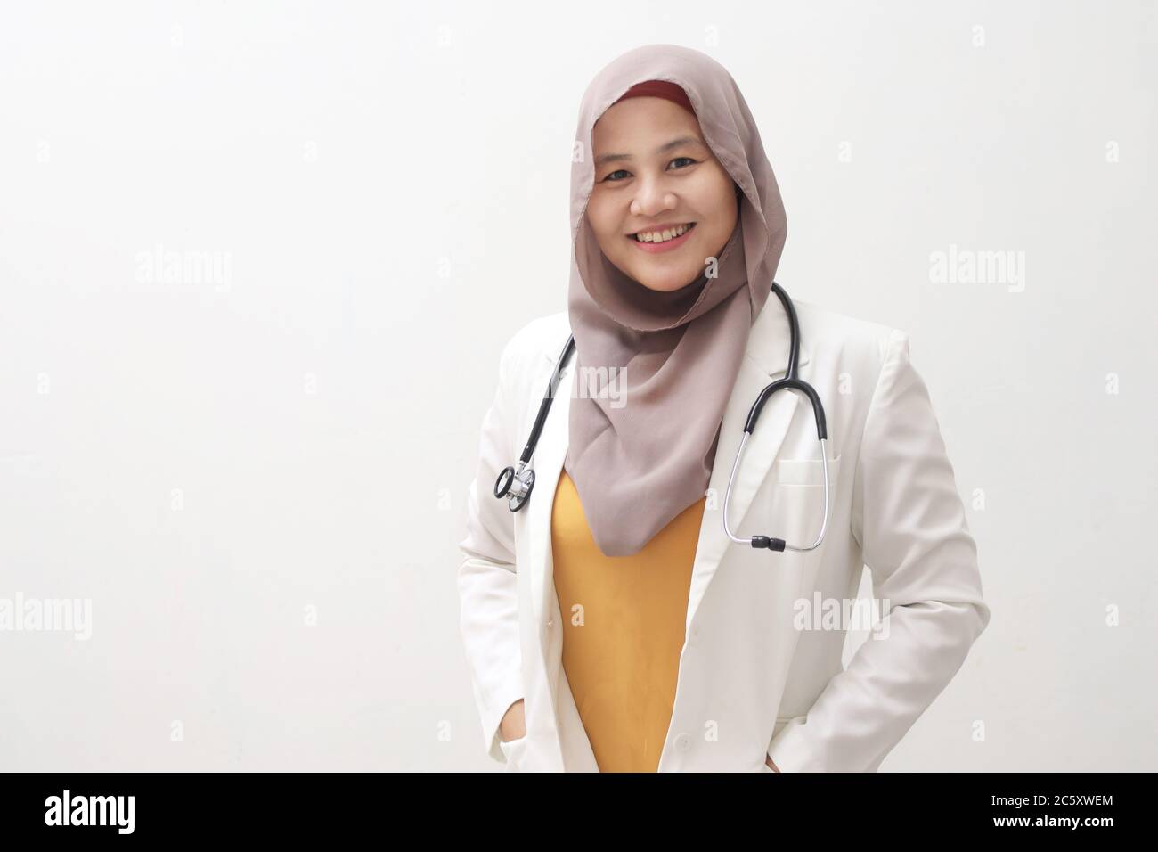 Muslim female doctor hi-res stock photography and images - Alamy