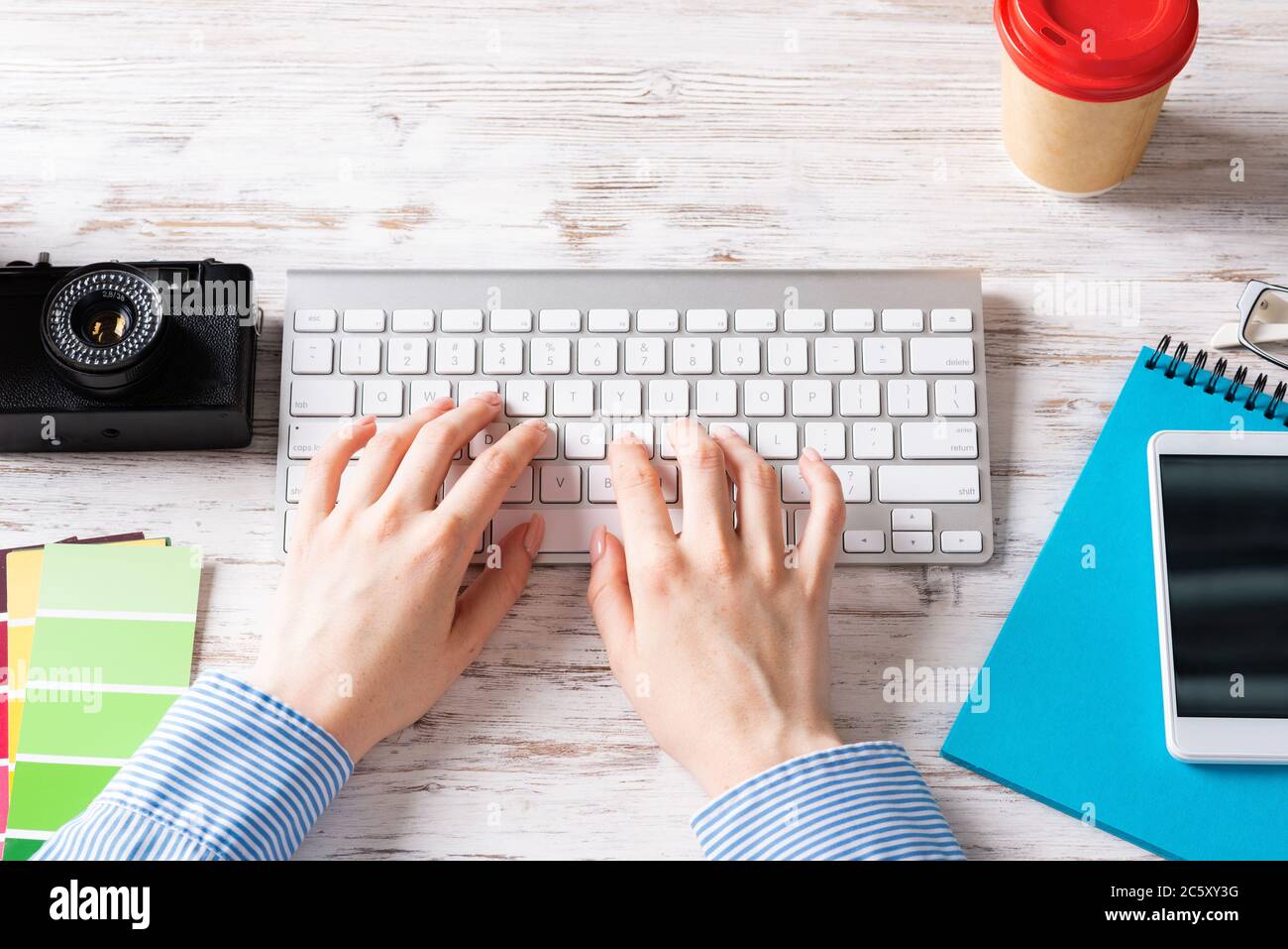 Photo freelancer lady typing hi-res stock photography and images - Alamy