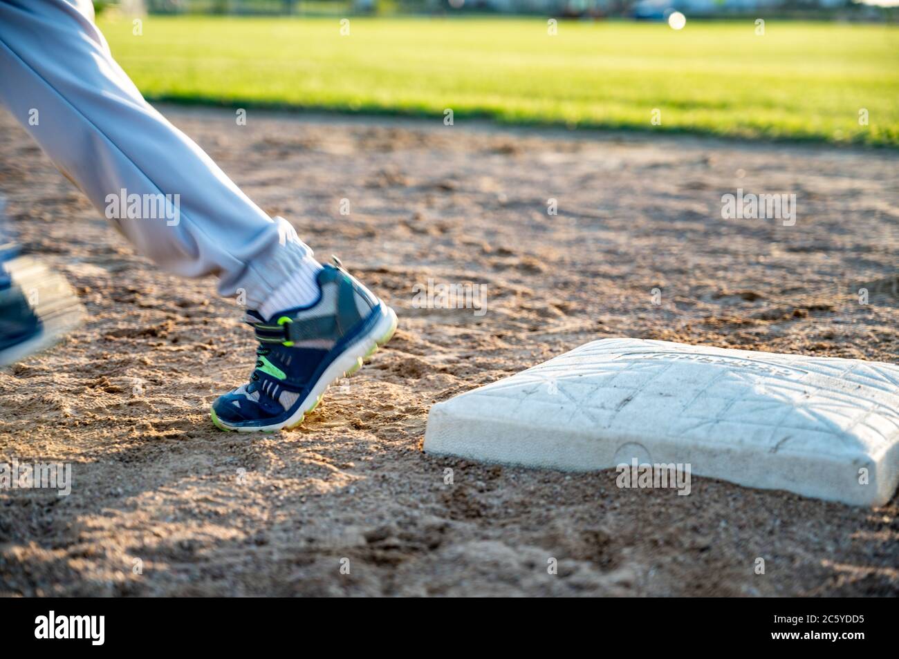 Runner at base ready to run in a common game of youth baseball Stock ...