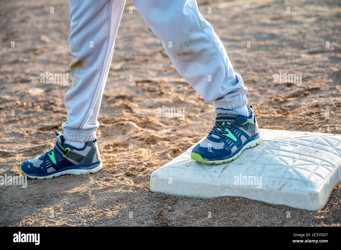 Runner at base ready to run in a common game of youth baseball Stock ...