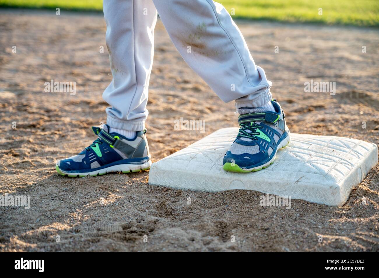 Runner at base ready to run in a common game of youth baseball Stock ...