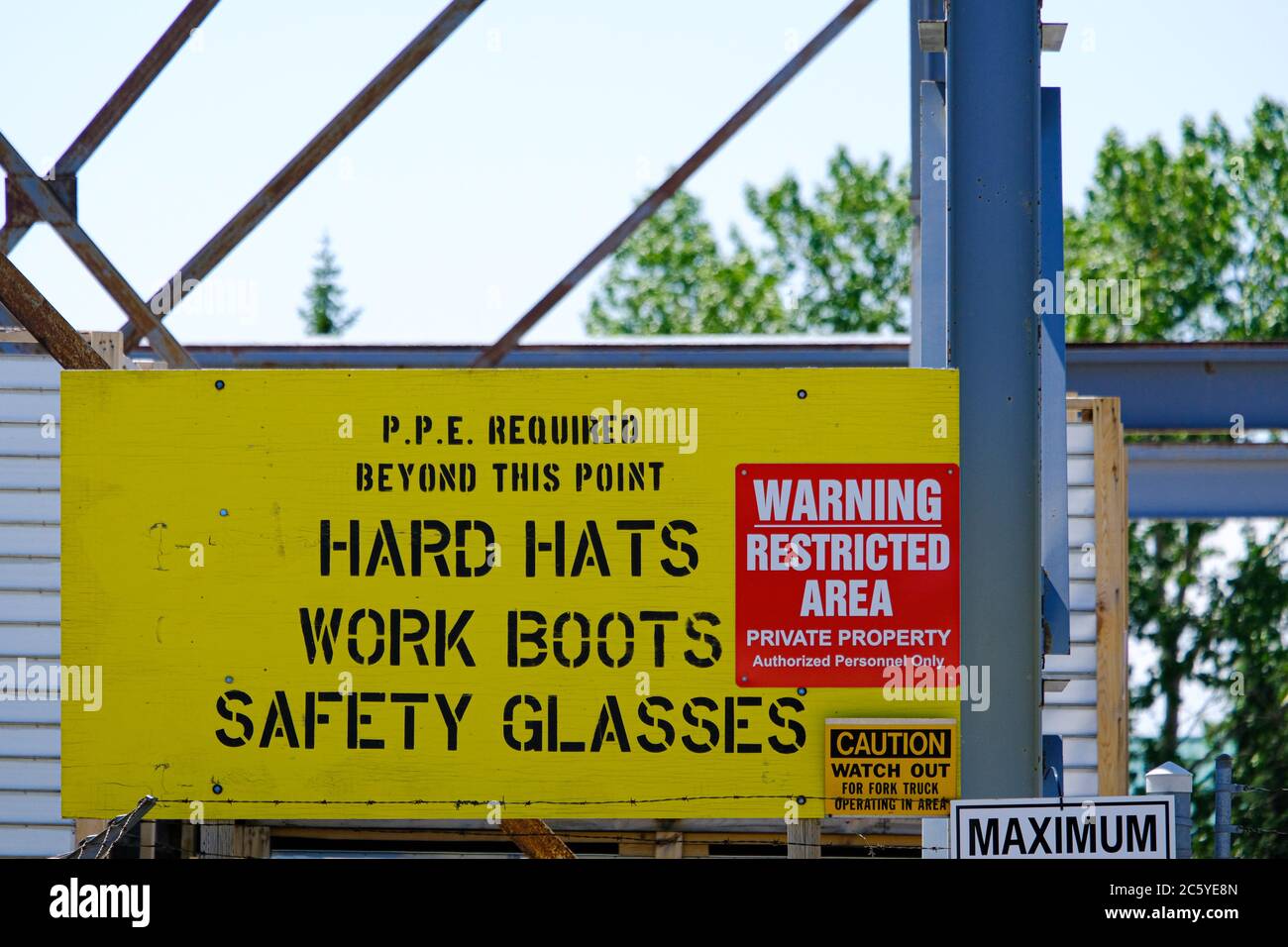 Personal protective equipment sign hi-res stock photography and images ...