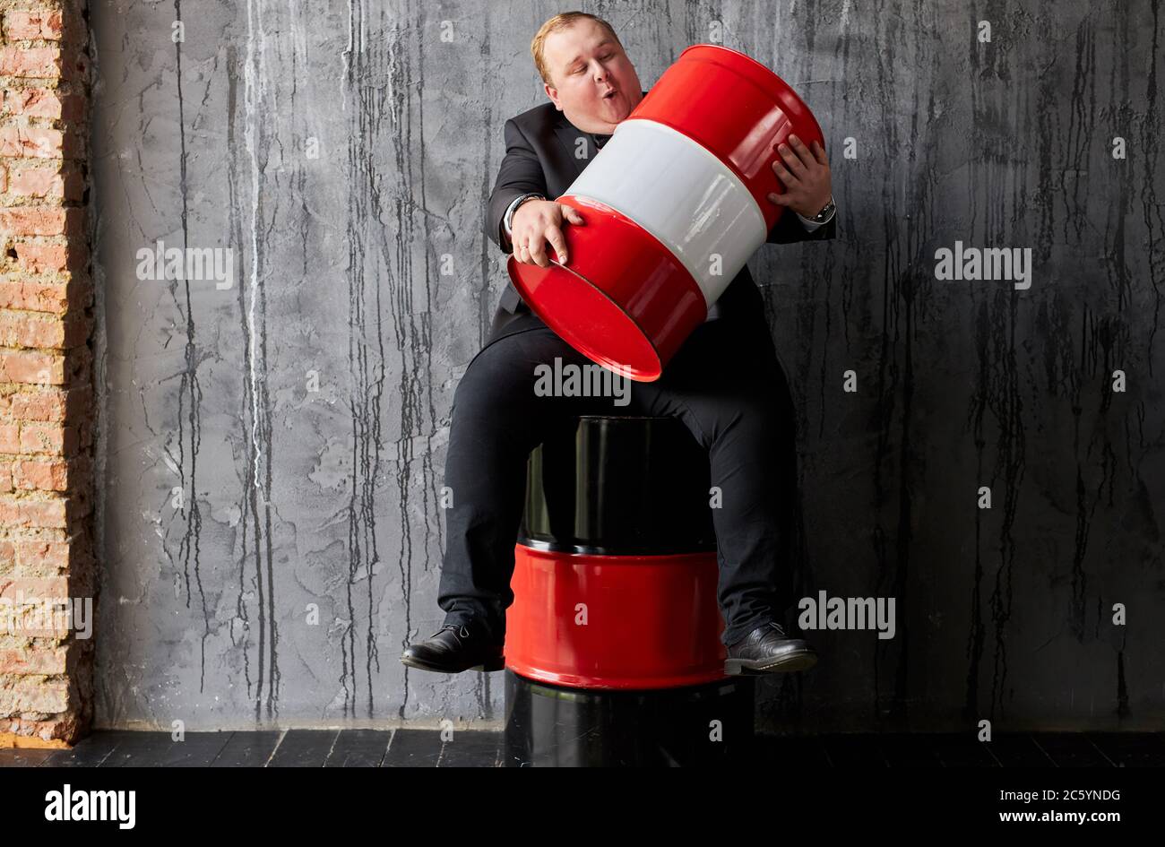 Oil and gas man with hard hat hi-res stock photography and images - Alamy
