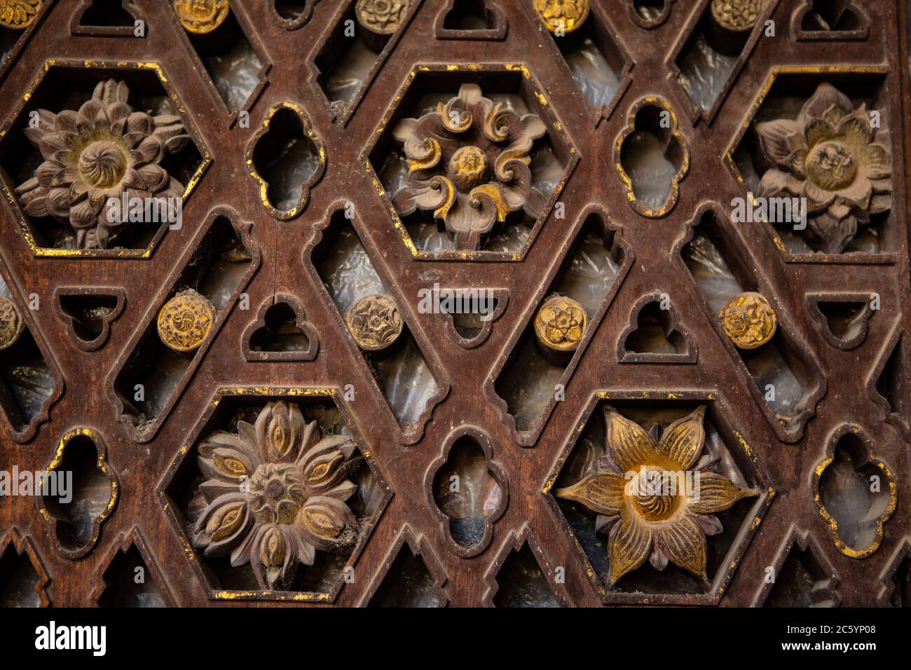 Chinese traditional windows chinese temple hi-res stock photography and ...