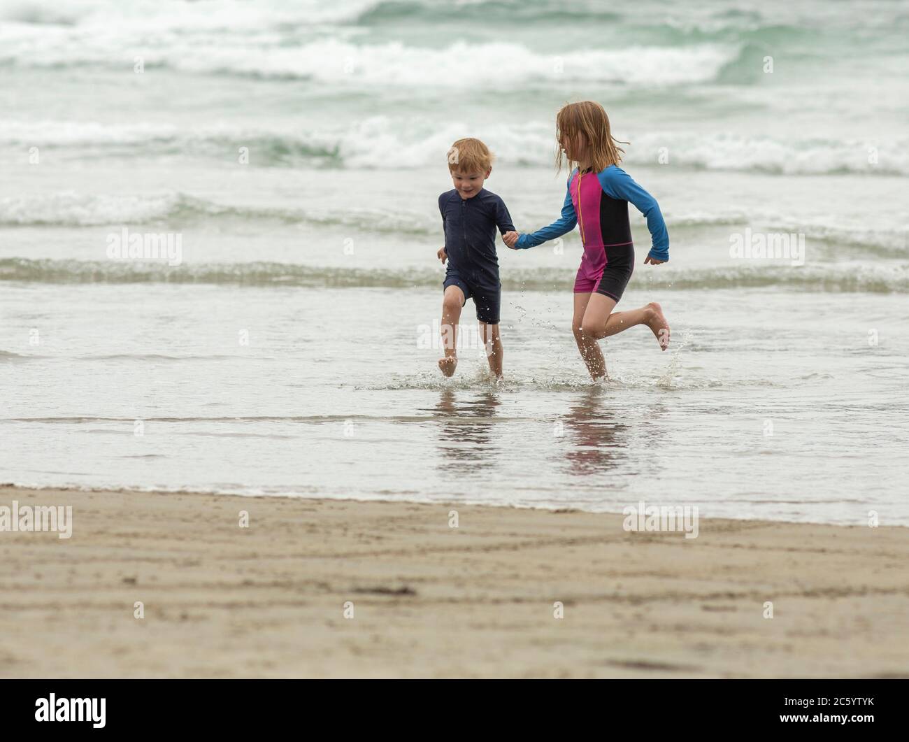 Children dig sand hi-res stock photography and images - Alamy