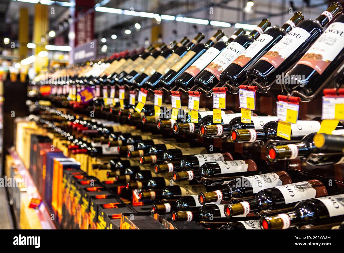 Beverage section in a grocery store hi-res stock photography and images ...
