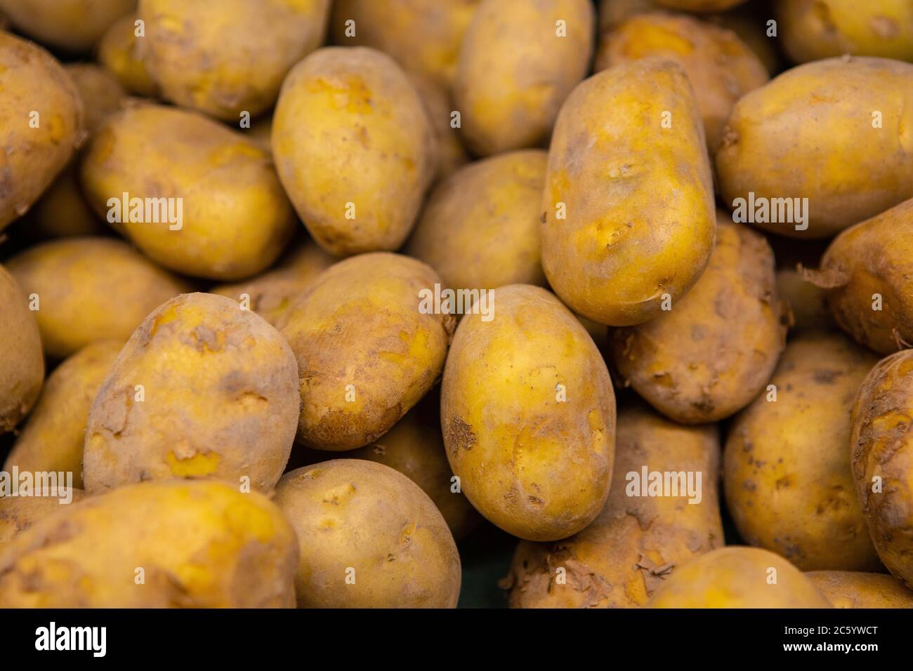 A stack of potatoes in a market Stock Photo - Alamy