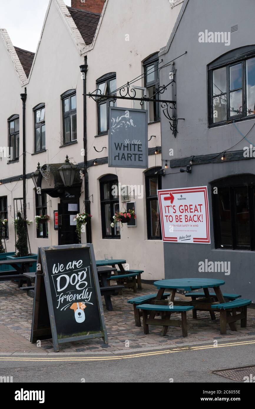 Pub welcome sign hi-res stock photography and images - Alamy