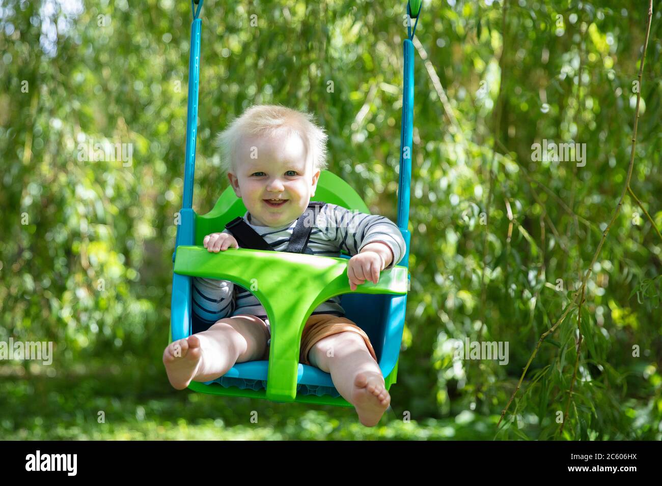 Children playing under tree in park hi-res stock photography and images ...