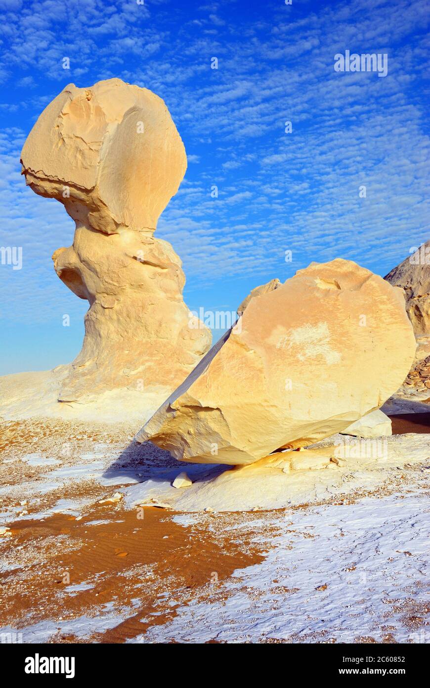 The limestone formation in White desert, Sahara, Egypt Stock Photo - Alamy