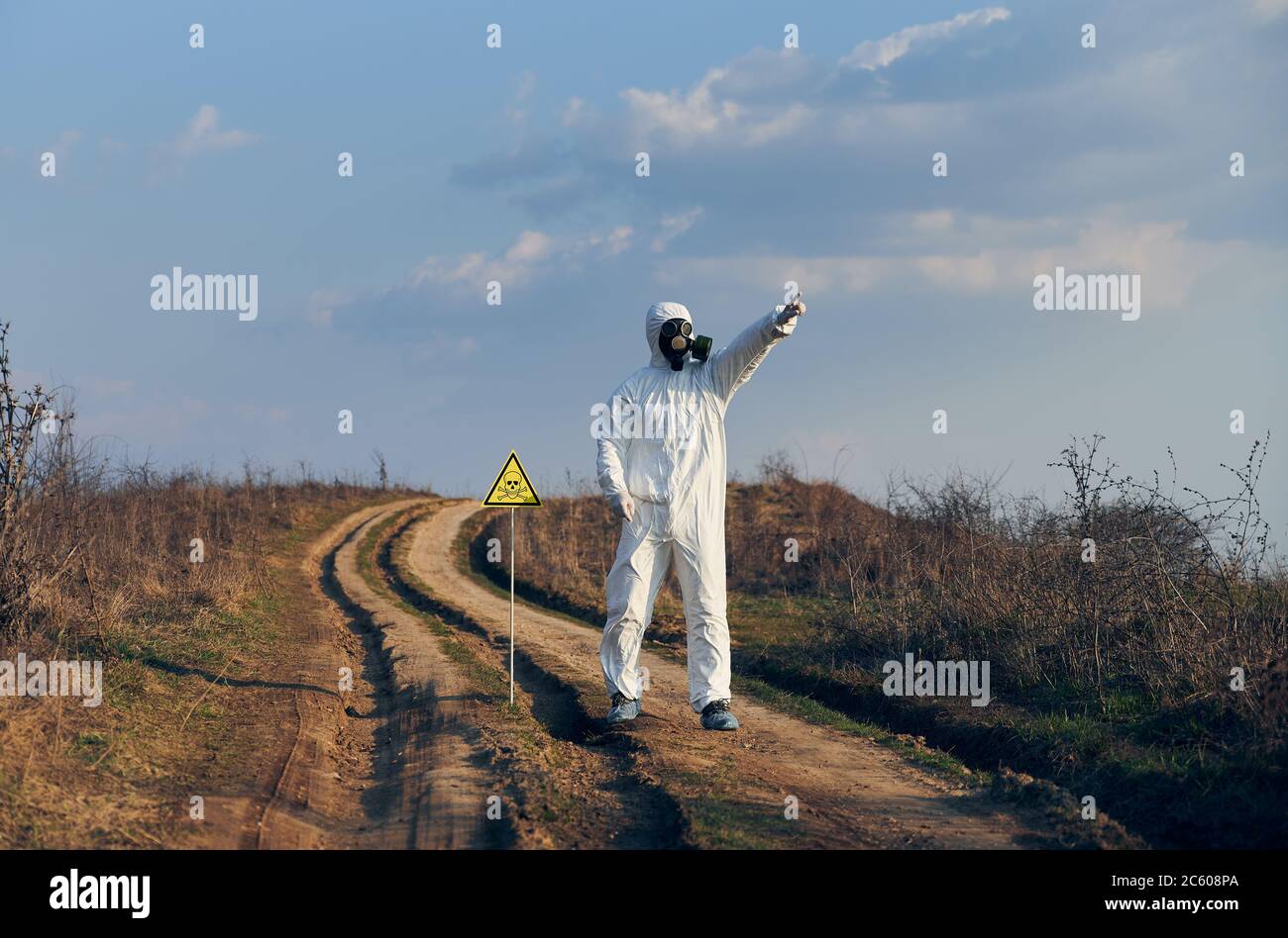 Skull road sign triangle warning hi-res stock photography and images ...