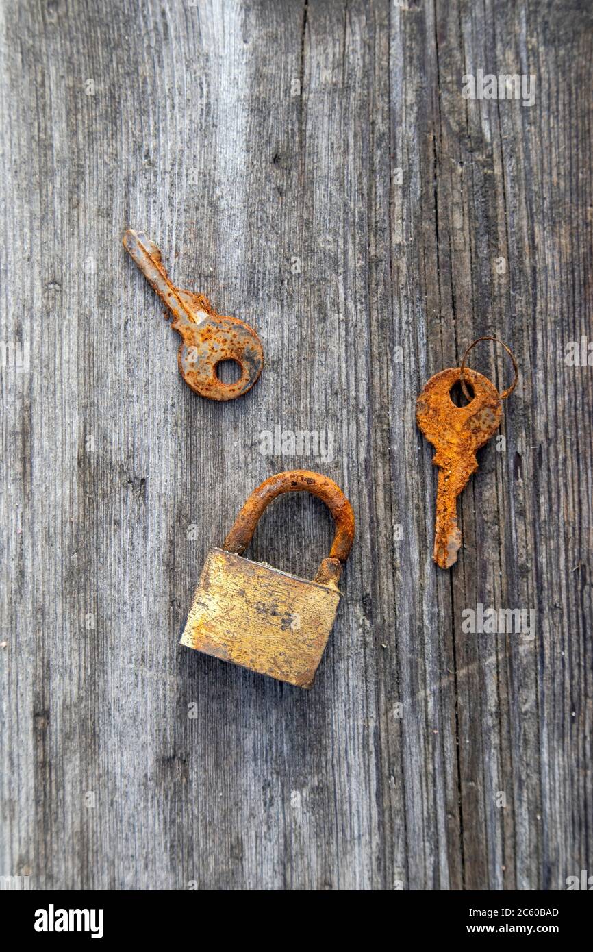 little old rusty padlock with keys Stock Photo - Alamy