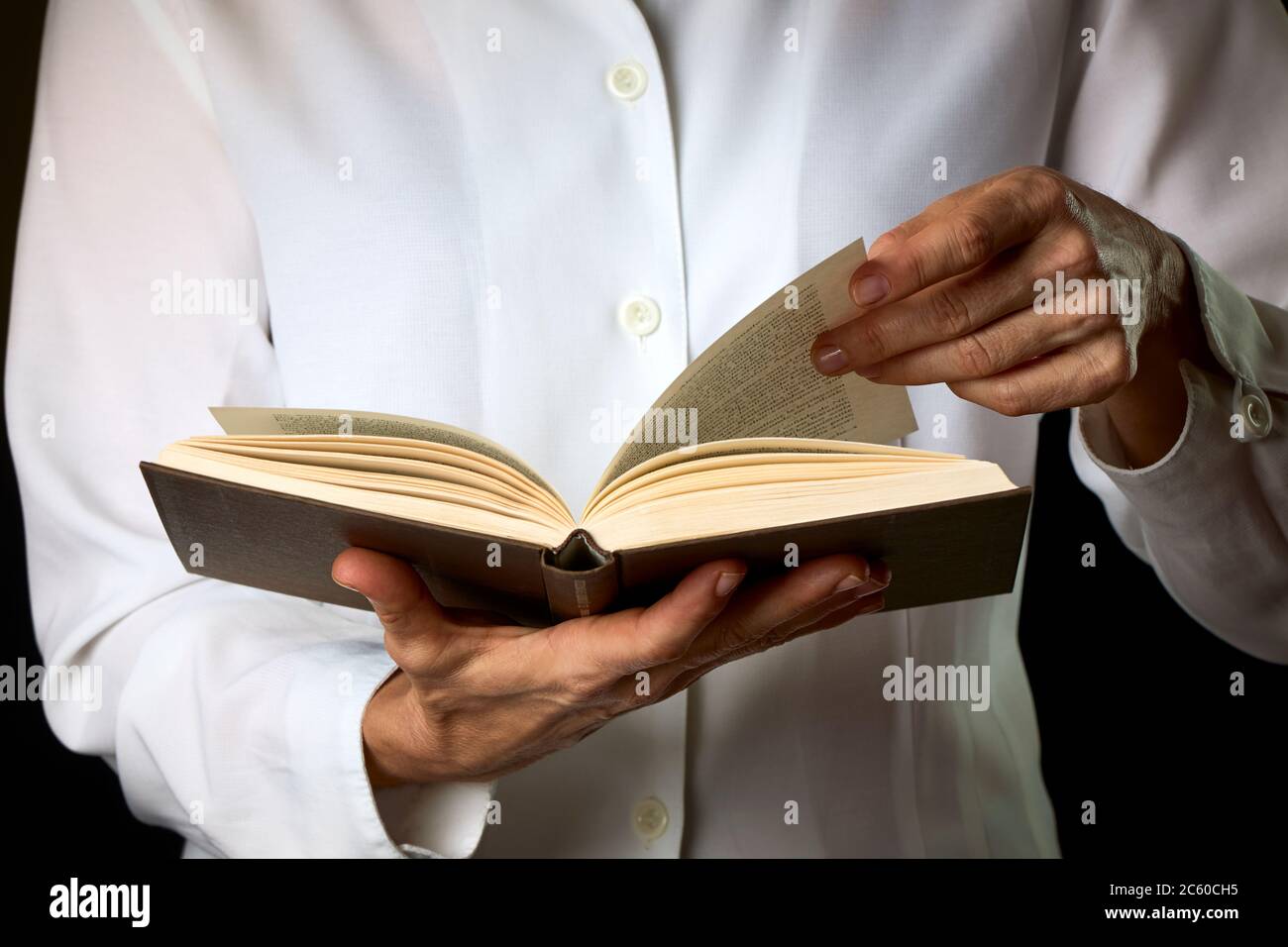 Person reading dictionary hi-res stock photography and images - Alamy