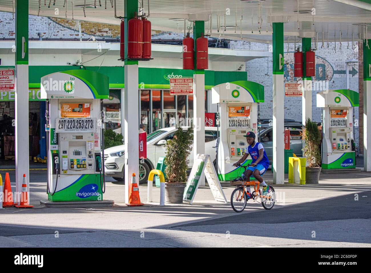 Empty petrol station hi-res stock photography and images - Alamy