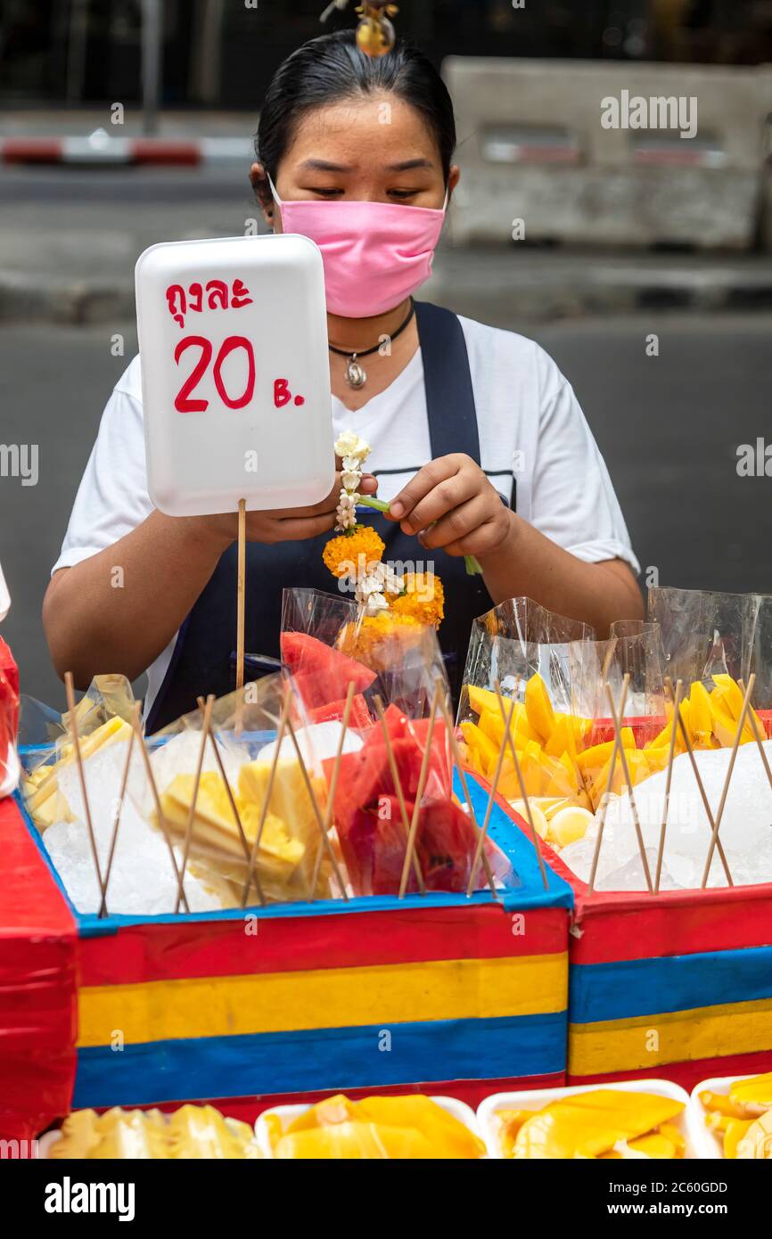 Street food vendor facemask hi-res stock photography and images - Alamy