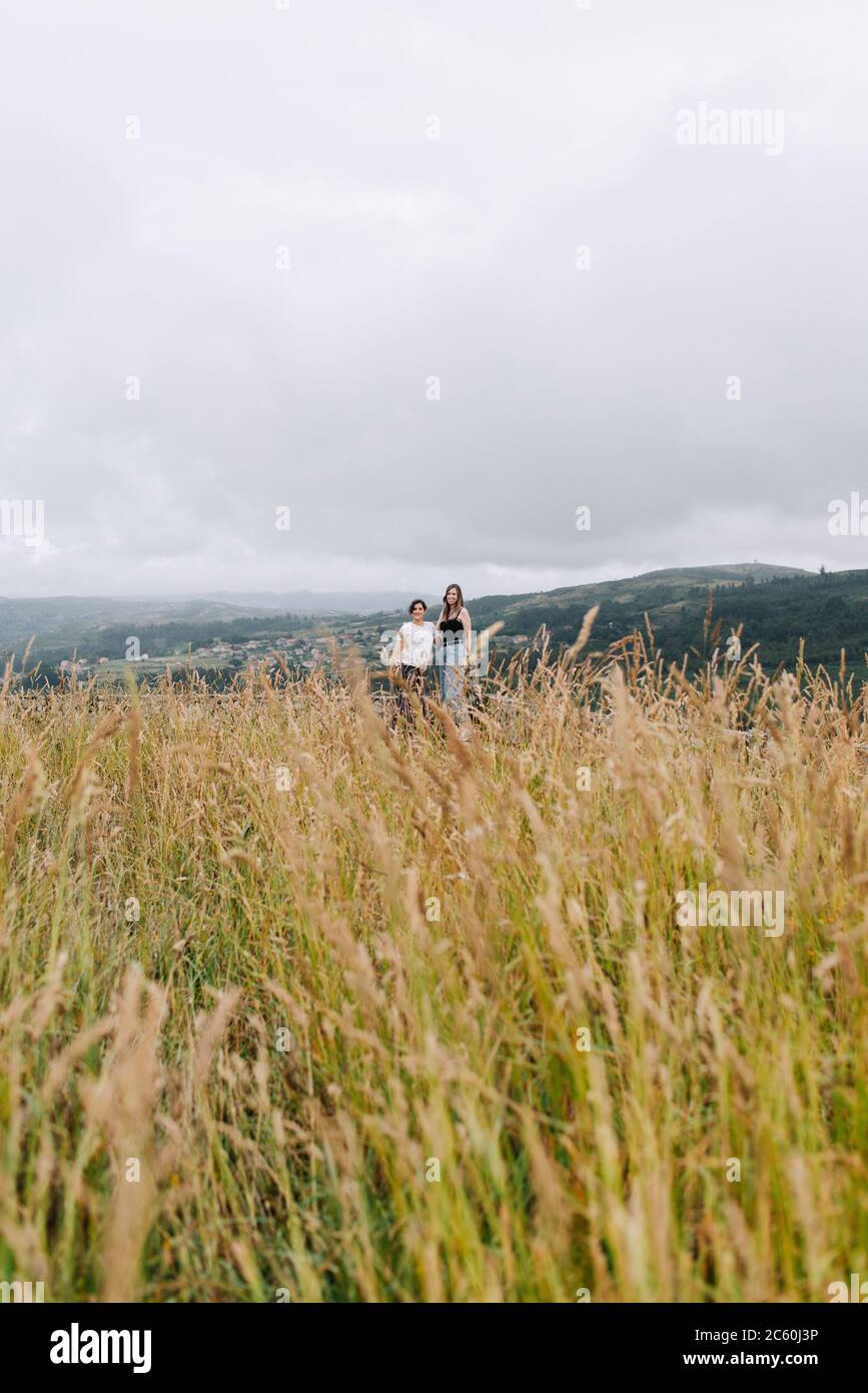 Childhood best friends hi-res stock photography and images - Alamy