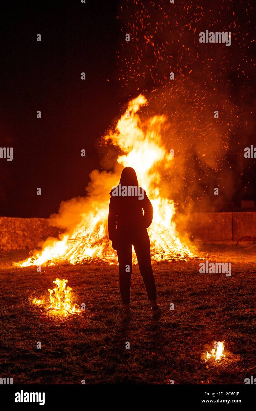 Fire bonfire silhouette hi-res stock photography and images - Alamy