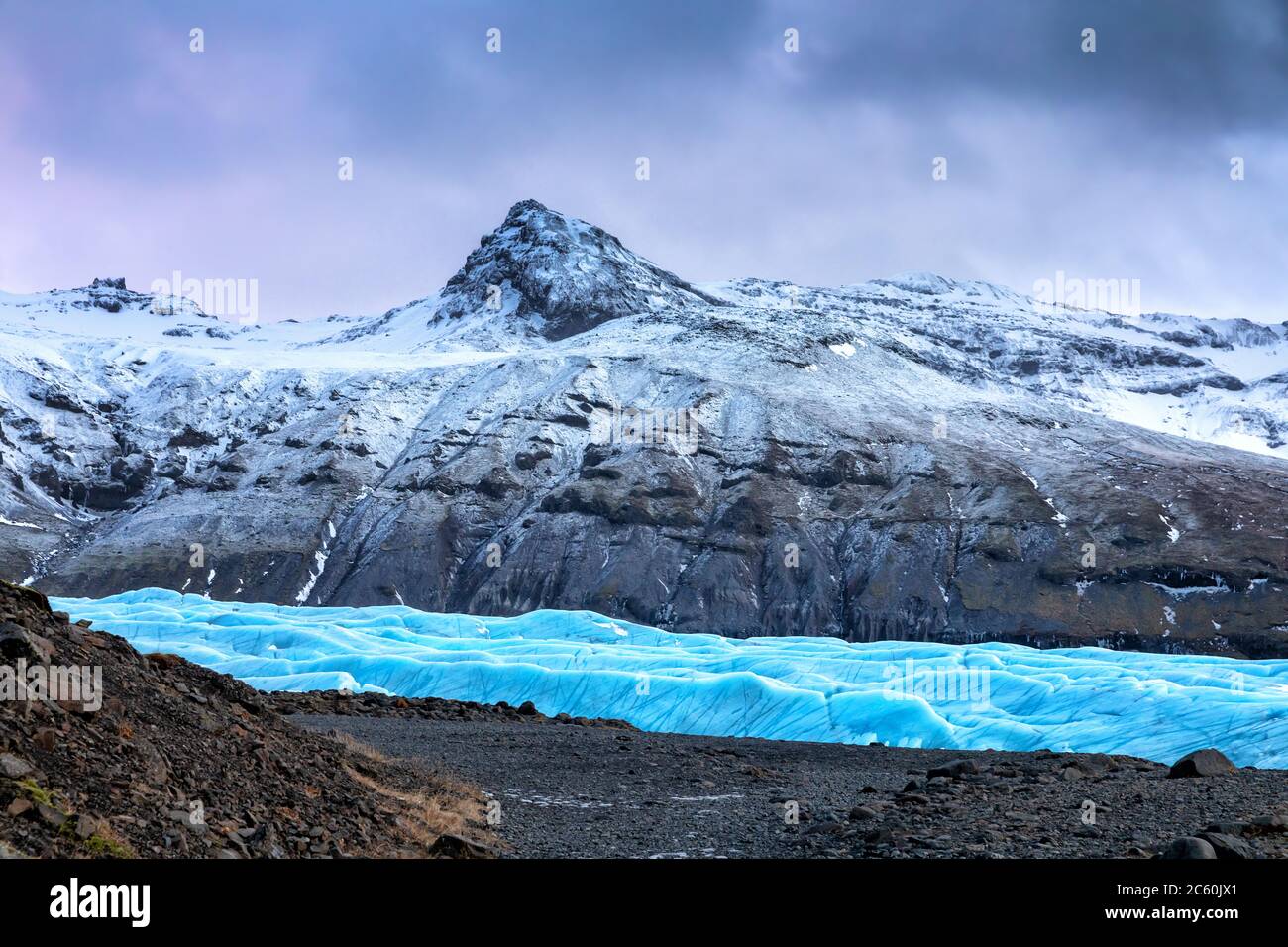 Snow couvered mountain and blue glacial ice for the Svinafellsjokul ...