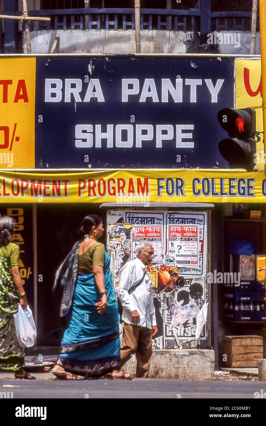 Street scene in Mumbai, India Stock Photo - Alamy