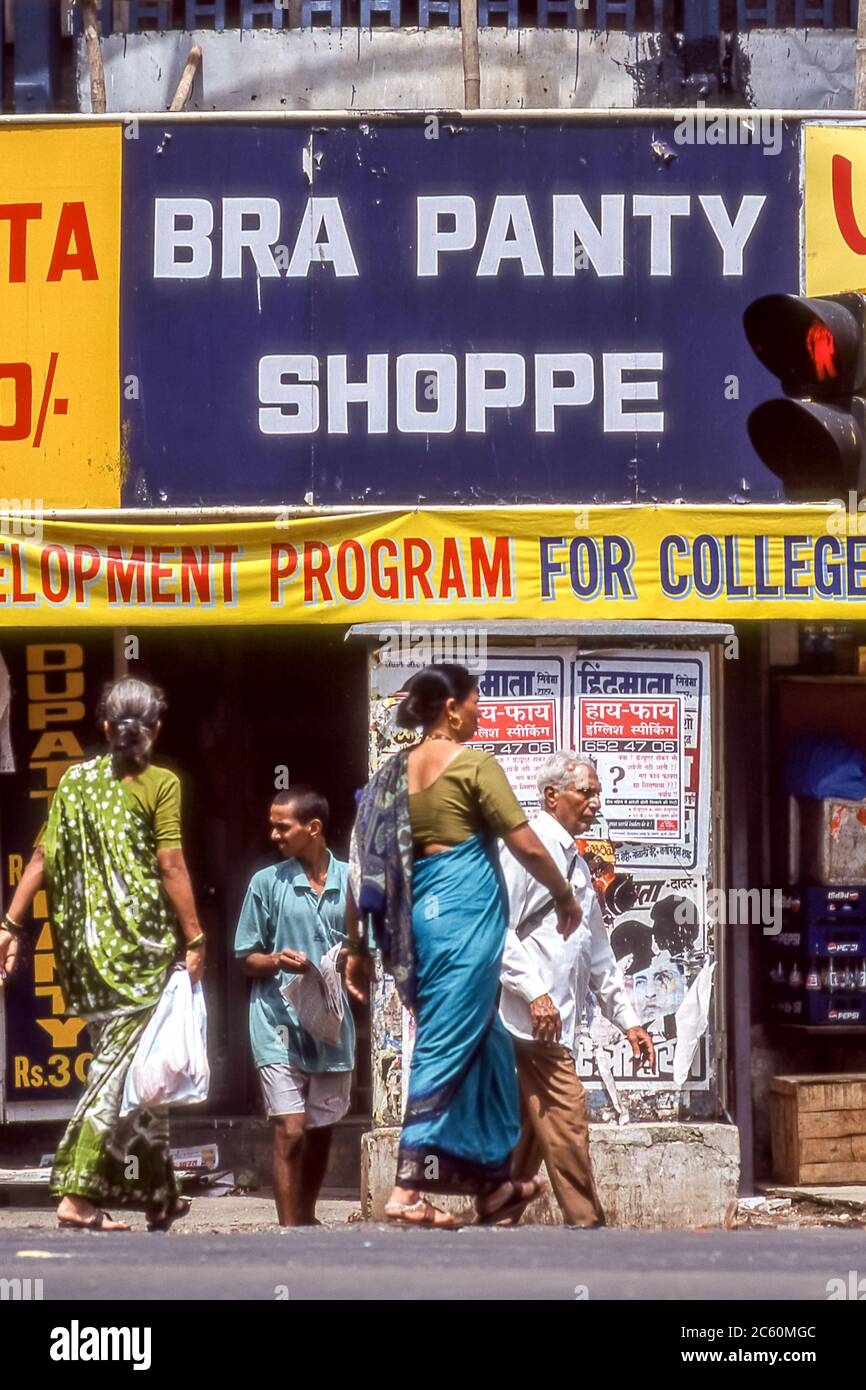 Street scene in Mumbai, India Stock Photo - Alamy