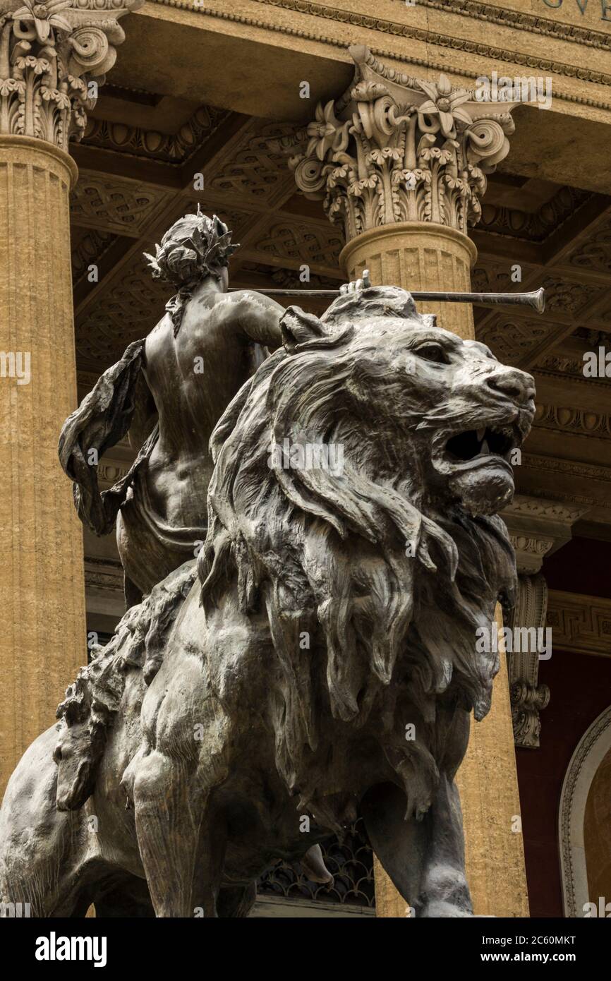 Sculpture to represent music hi-res stock photography and images - Alamy