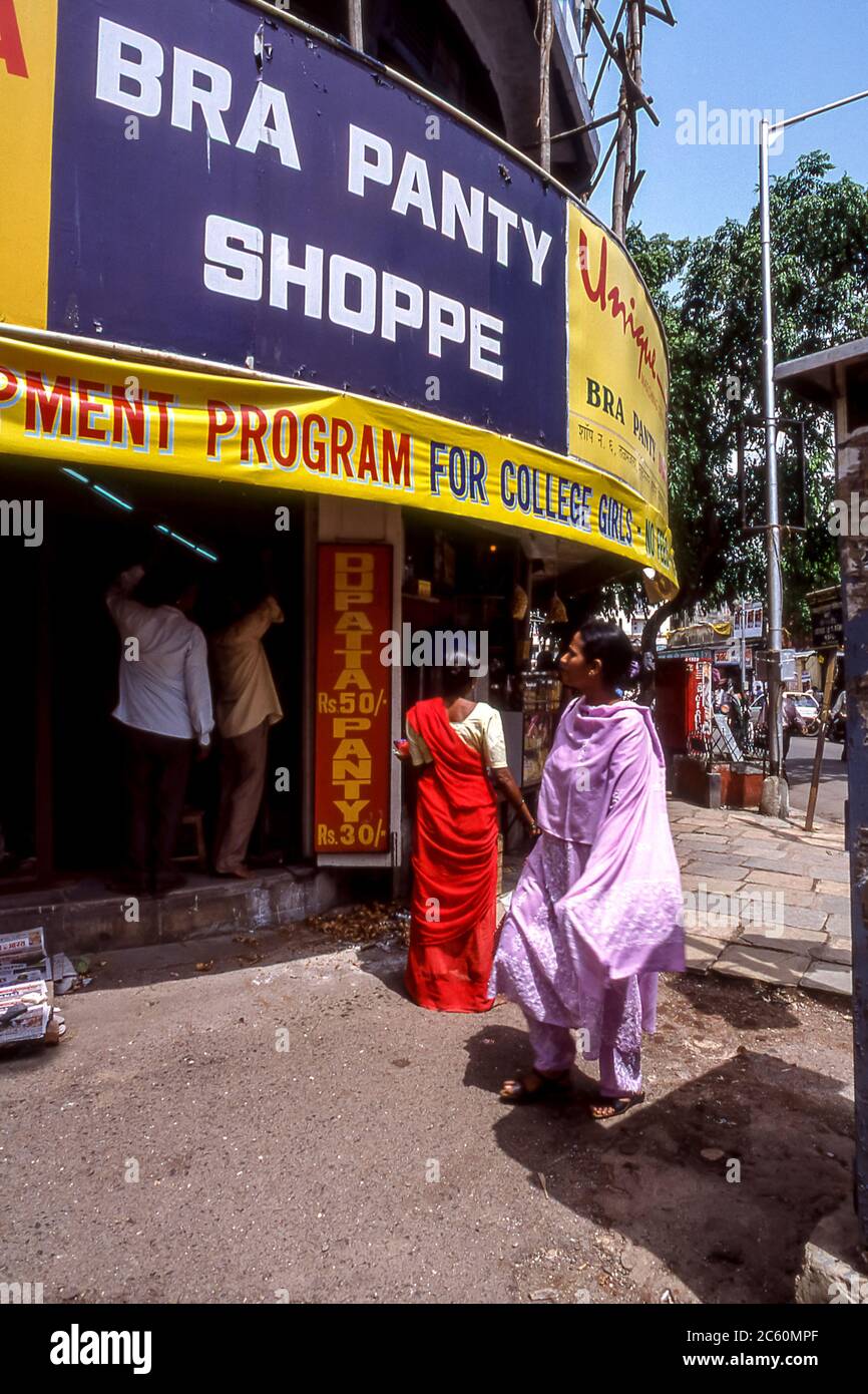 Street scene in Mumbai, India Stock Photo - Alamy