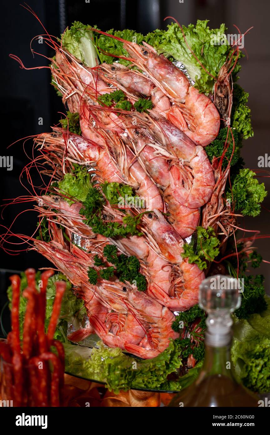 Wedding buffet. Prawns on a board Stock Photo - Alamy