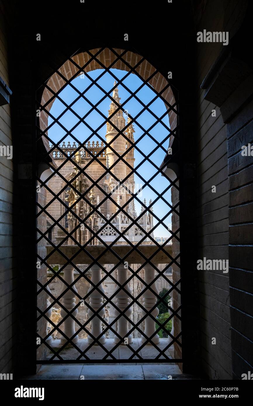 Arabesque window hi-res stock photography and images - Alamy
