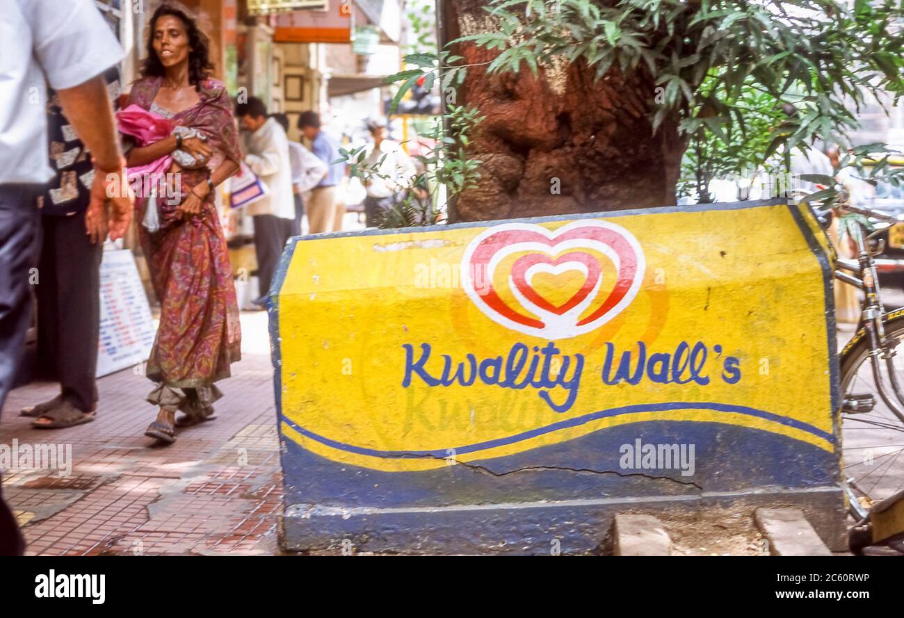Street scene in Mumbai, India Stock Photo - Alamy