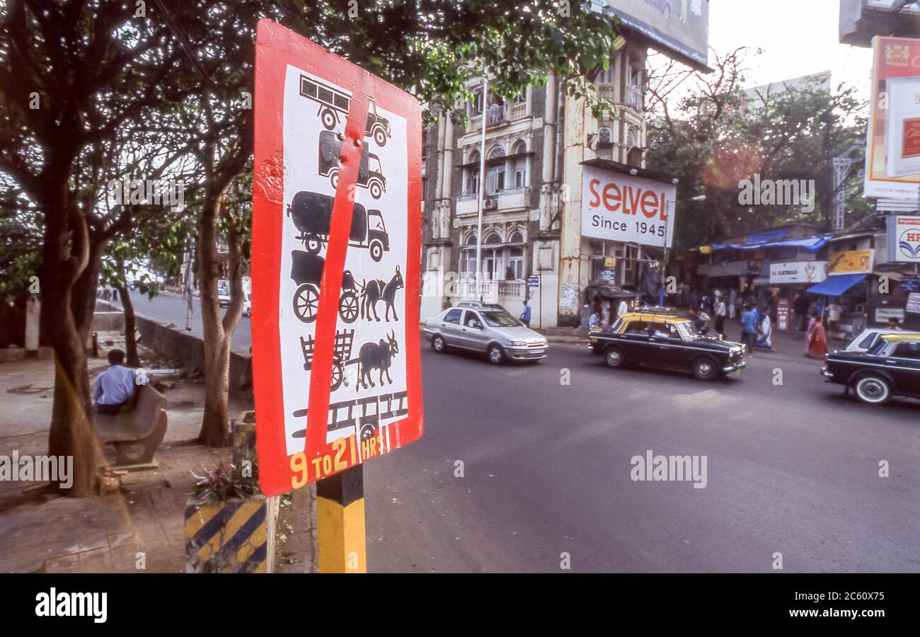 Street scene in Mumbai, India Stock Photo - Alamy