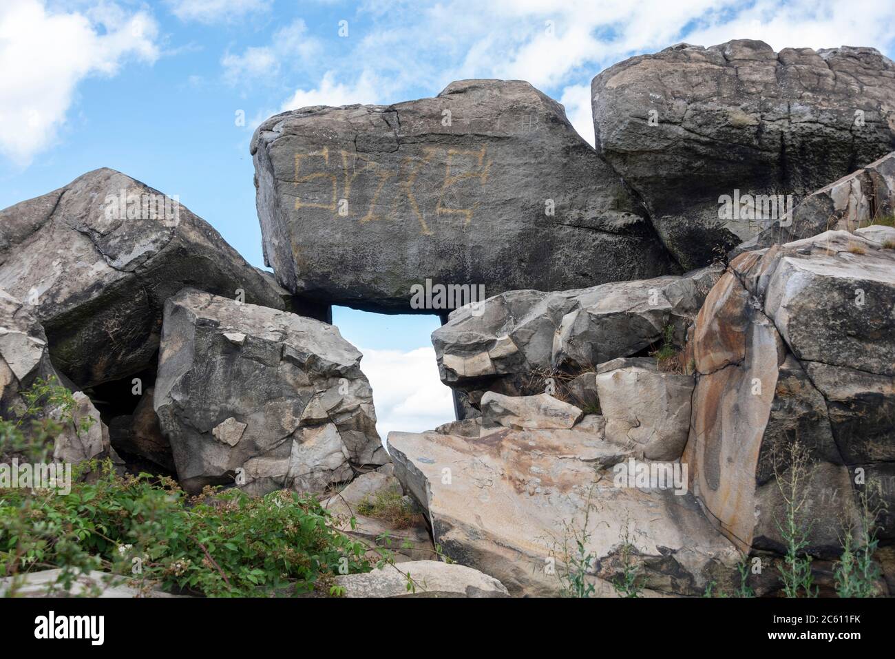 Wedged between rocks hi-res stock photography and images - Alamy