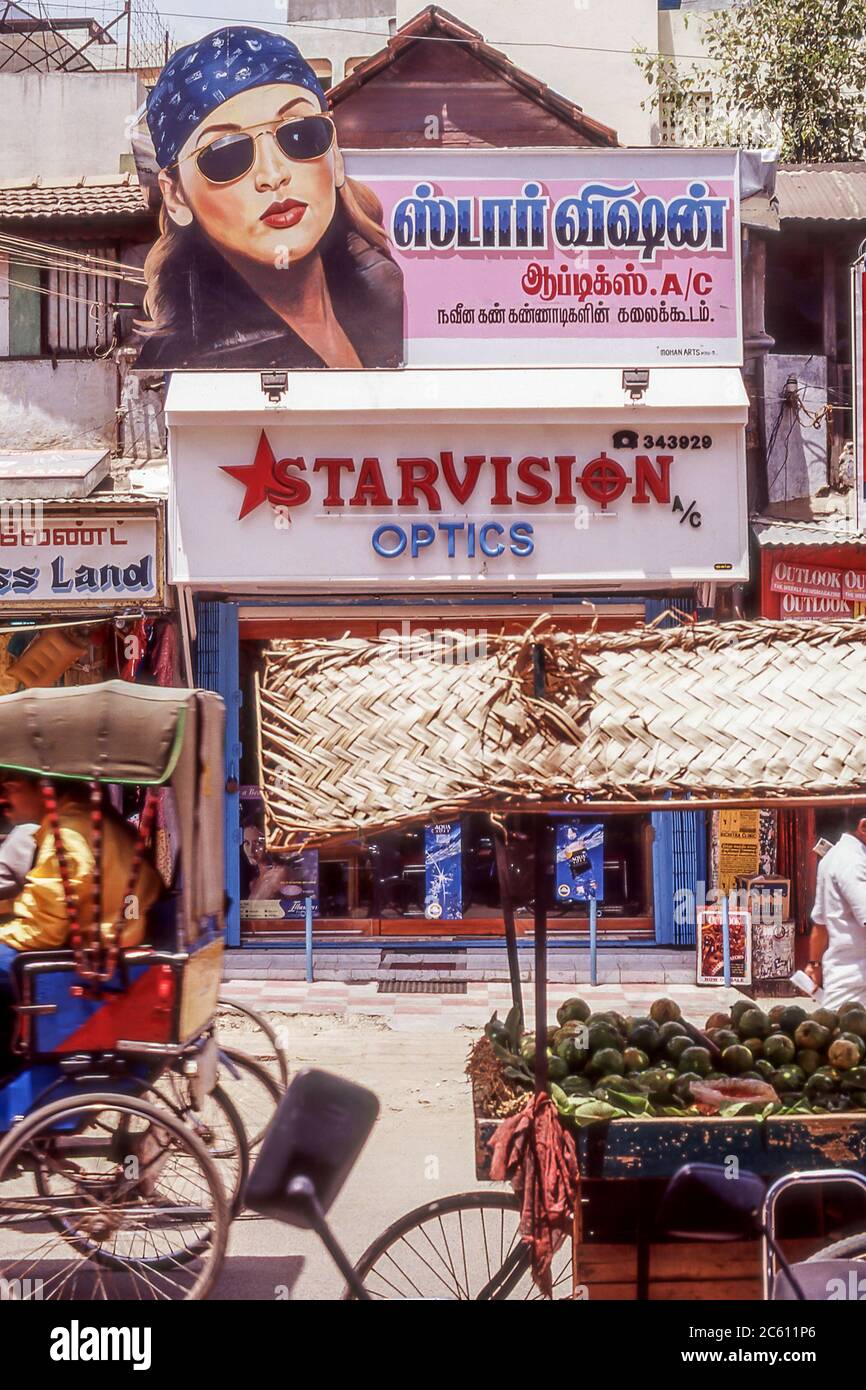 Street scene in Mumbai, India Stock Photo - Alamy