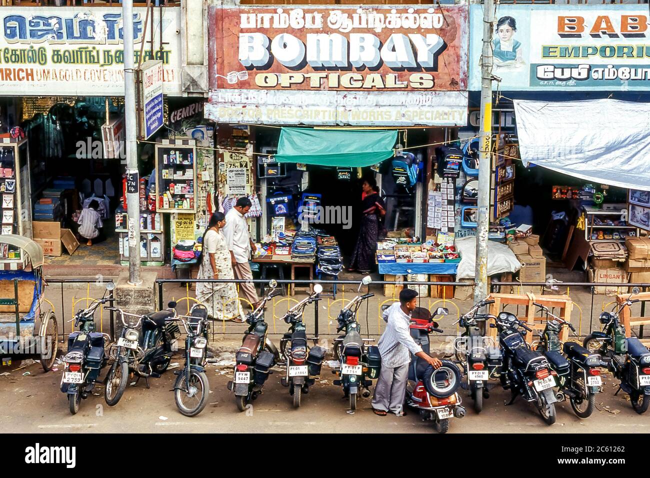 Street scene in Mumbai, India Stock Photo - Alamy