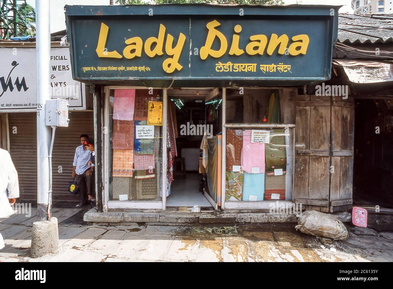 Street scene in Mumbai, India Stock Photo - Alamy
