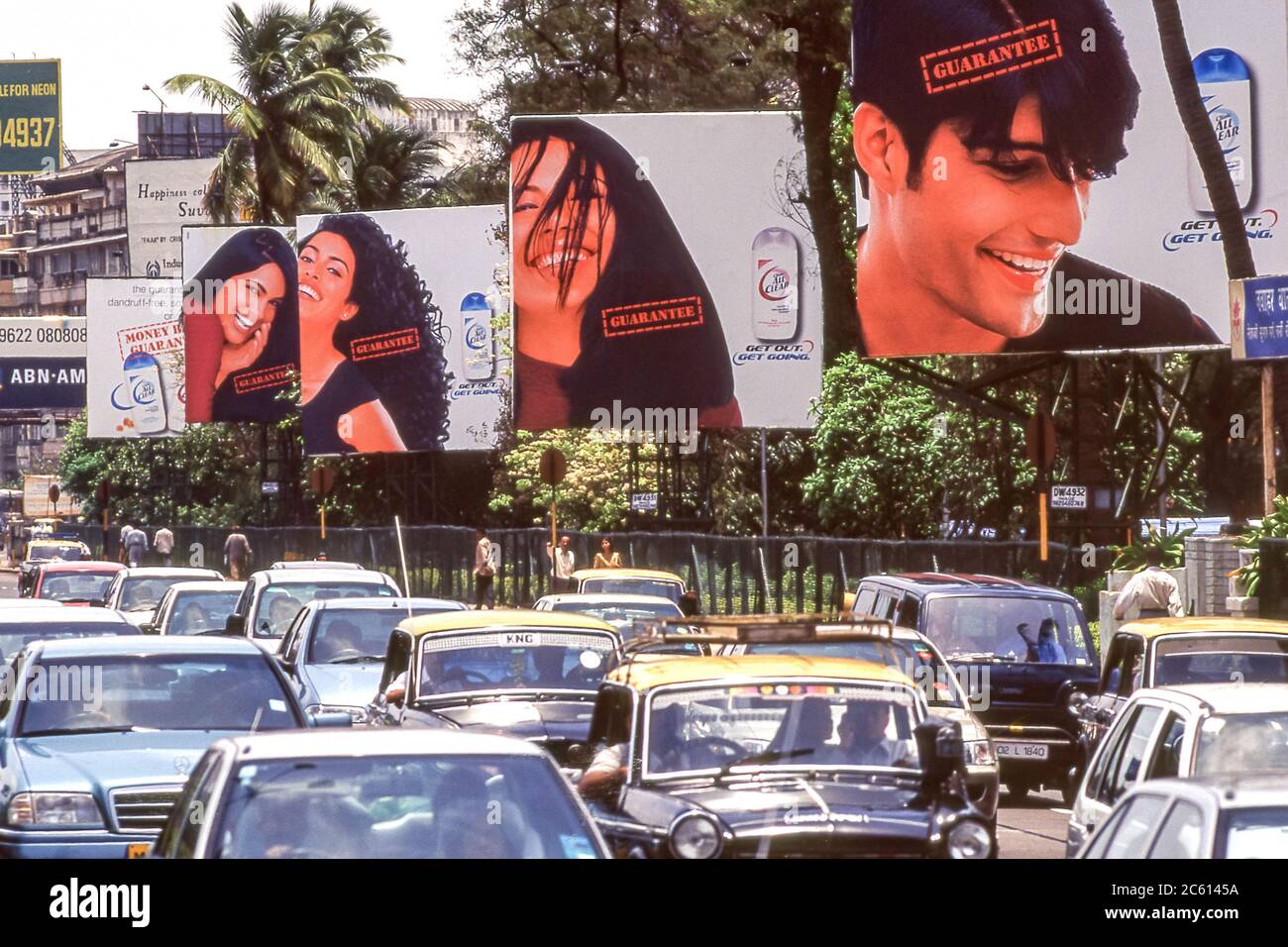 Street scene in Mumbai, India Stock Photo - Alamy